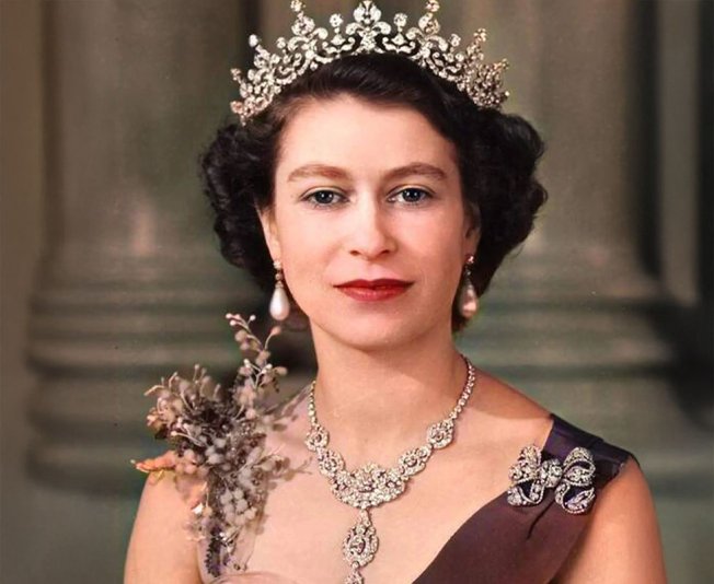 Her Majesty Queen Elizabeth II's Jewellery | Laings